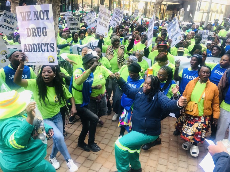 Hundreds of waste pickers march in Joburg demanding compensation | GroundUp