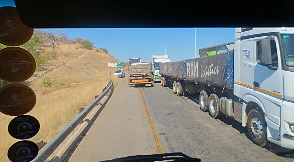 Truckers wait days to cross border into Zimbabwe | GroundUp