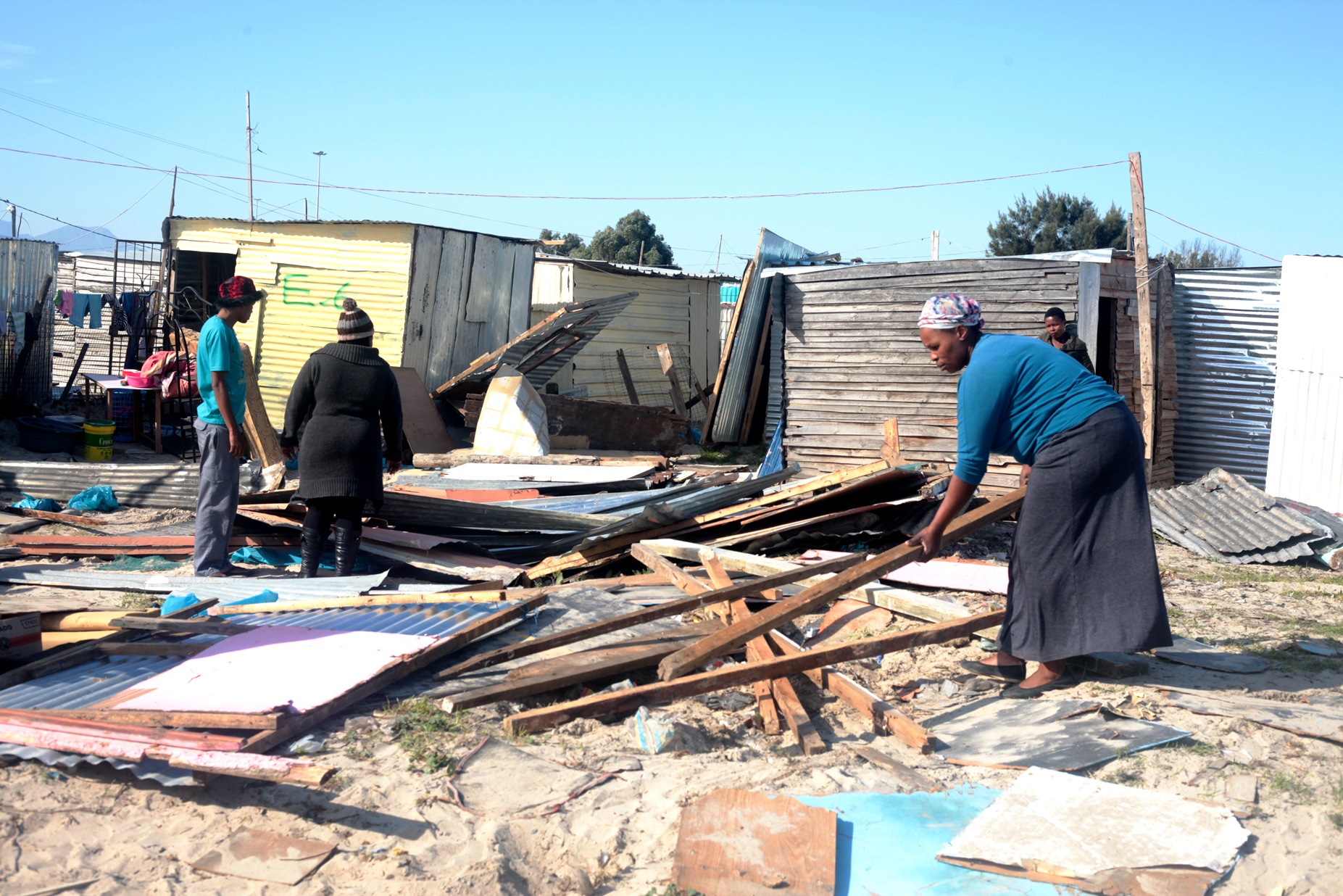 City demolishes occupied shacks using court interdict | GroundUp