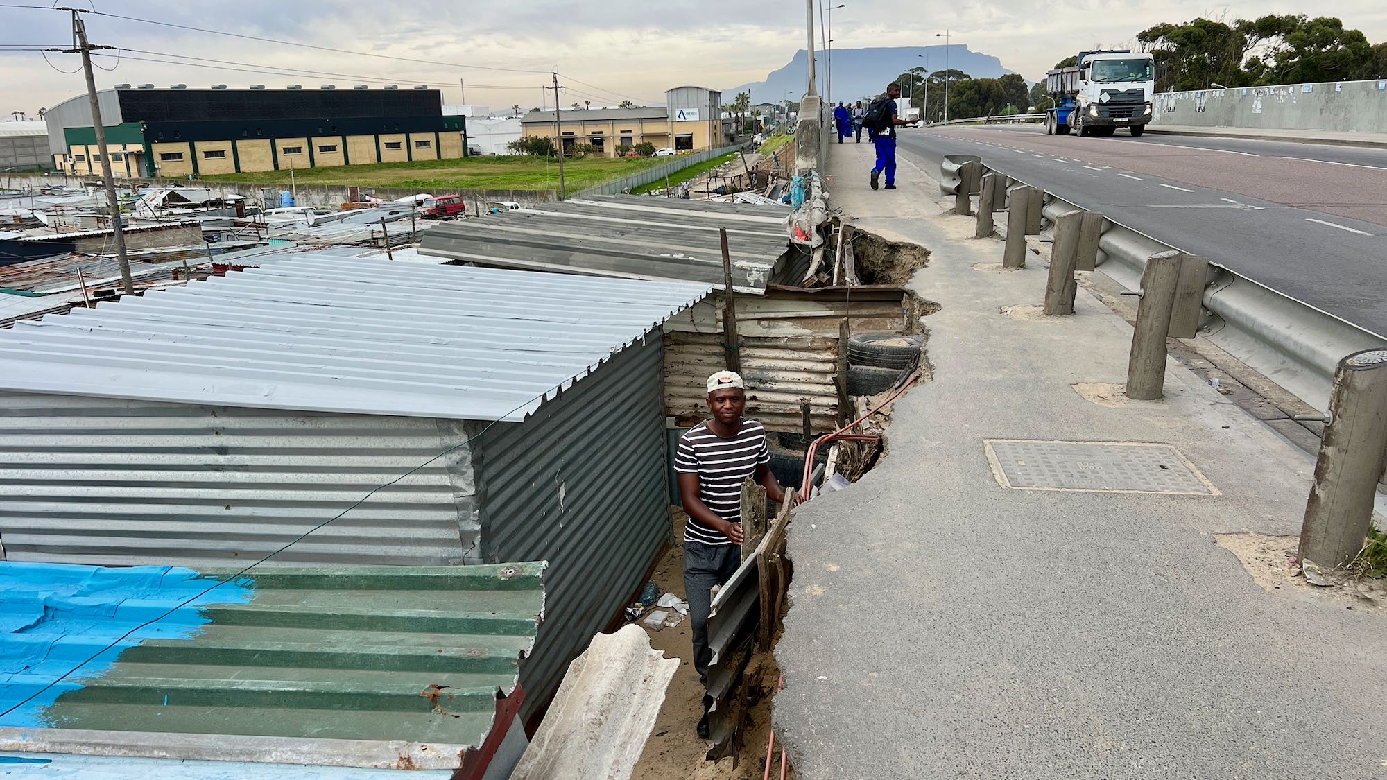 People dig out Cape Town bridge to build shelters | GroundUp