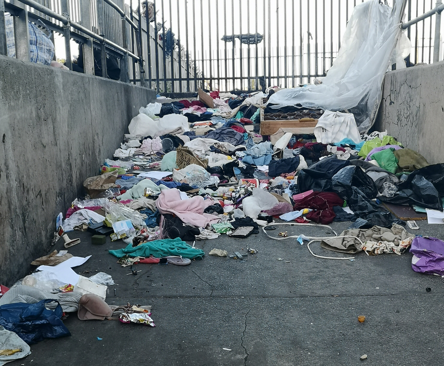 No lights, no security and piles of rubbish at Parow train station ...