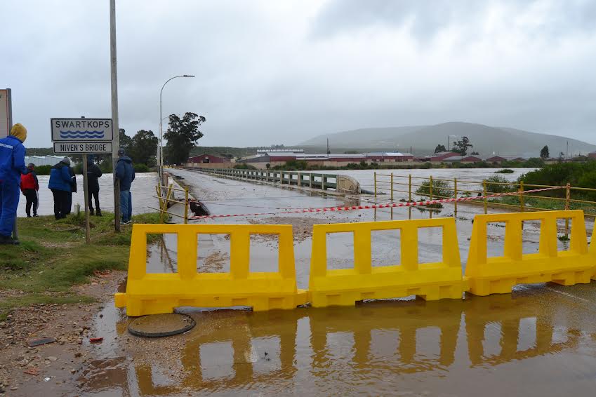 Only one bridge links KwaNobuhle to Kariega after floods | GroundUp
