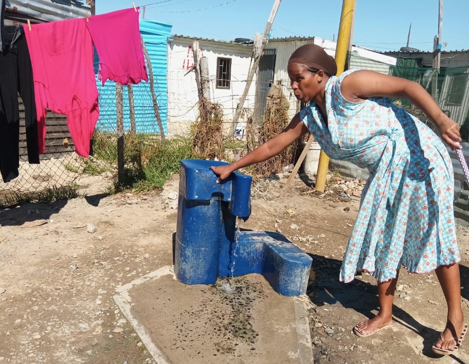 450 families, one water tap in Cape Town informal settlement | GroundUp